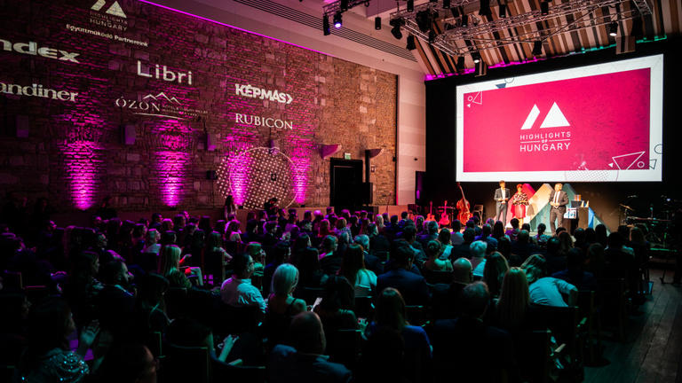 Mától egy kávéházban ül a 98 éves matematikus, az erdélyi pap és Kapu Tibor