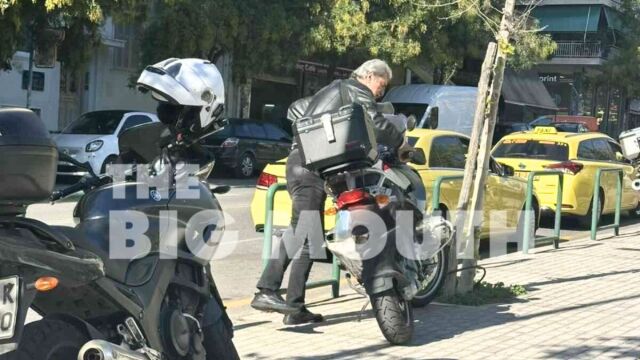 Ο "νομοταγής" της Αριστεράς Πολάκης, χωρίς κράνος στο πεζοδρόμιο ...