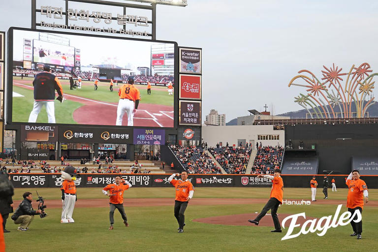 [KS5] ‘독수리 영구결번’ 정민철&장종훈, 5차전 시구-시타… NCT 도영 애국가 제창
