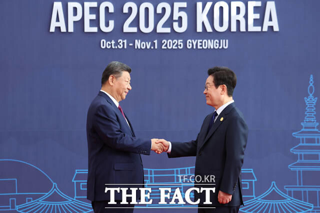 APEC 1세션서 대화 나누는 이재명 대통령과 시진핑 주석 [TF사진관]