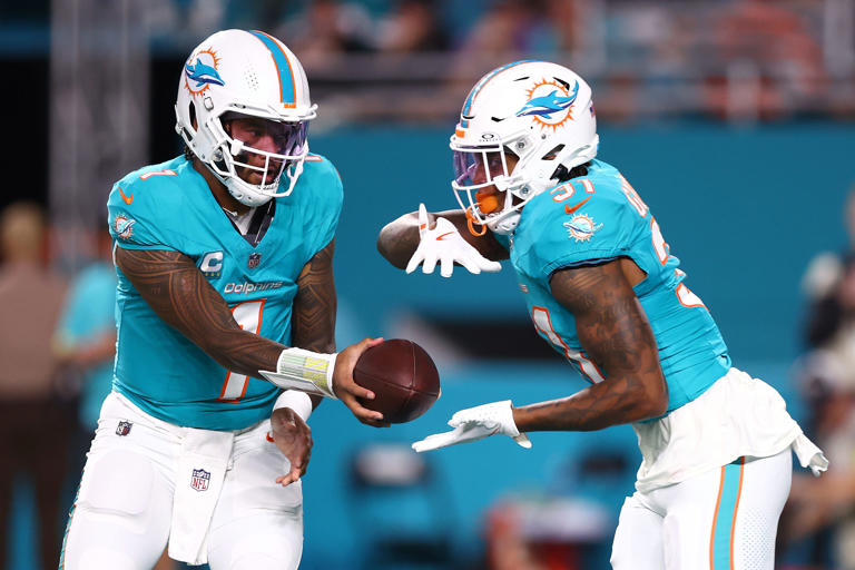 Ollie Gordon II injury update, Miami Dolphins running back limps off ...