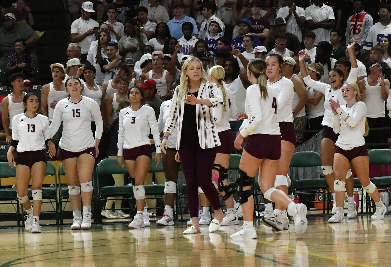 Legacy, Greenwood fall in the 1st round of the volleyball playoffs