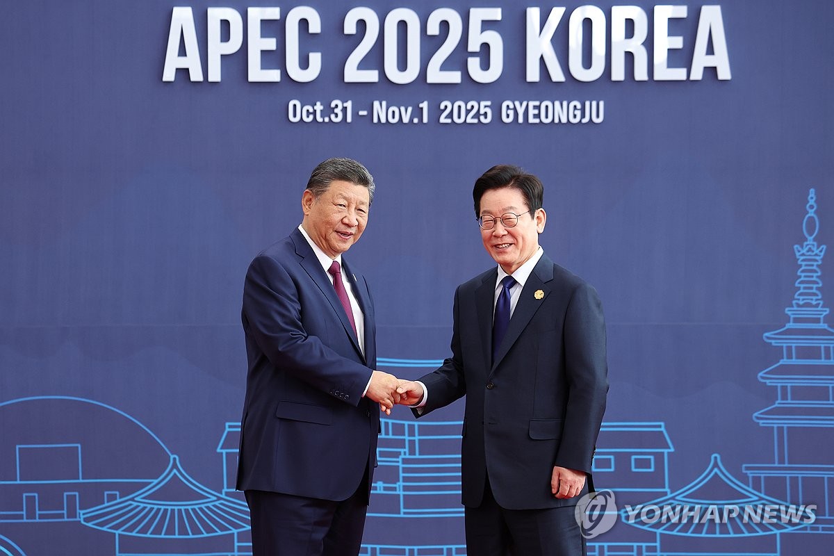 (LEAD) [APEC 2025] Lee meets China's Xi for 1st time at APEC summit venue