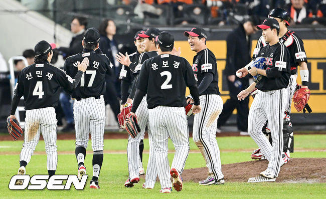 5회 1,3루 병살타 날렸던 캡틴 박해민..4차전 극적 역전승 뒤 울었다 [박준형의 ZZOOM]