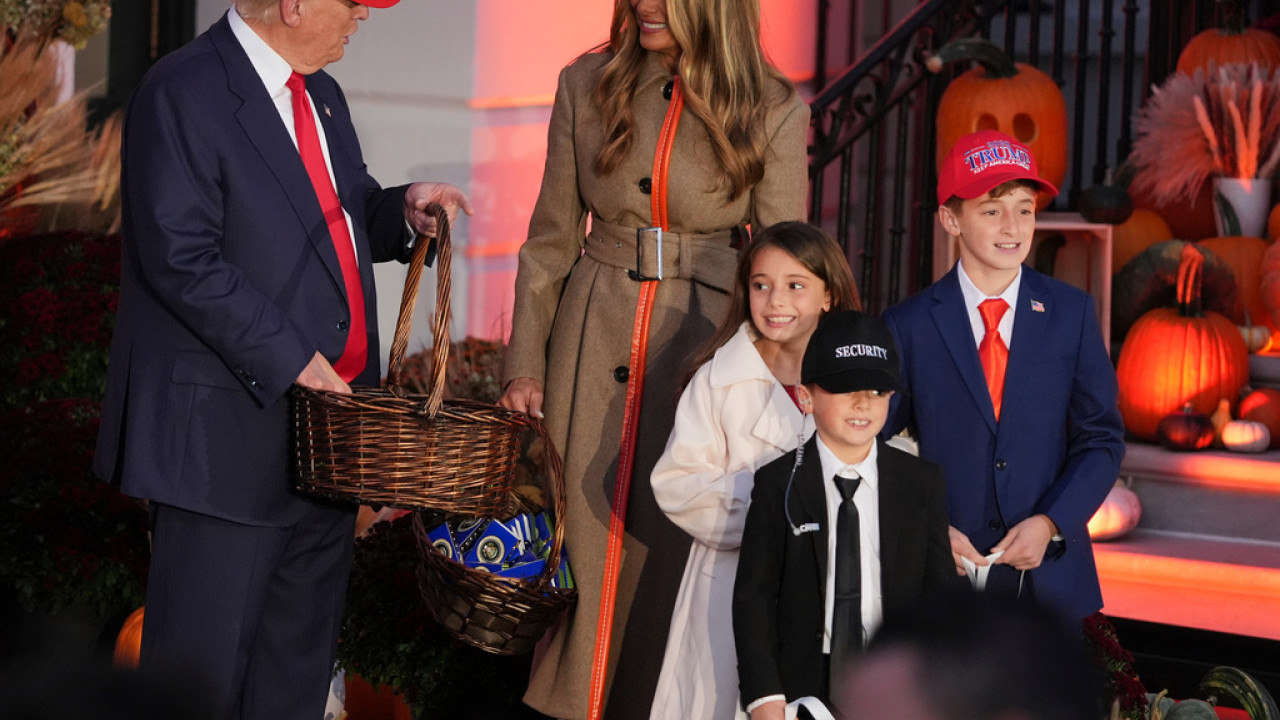 Halloween στον Λευκό Οίκο: Τραμπ και Μελάνια ενθουσιάστηκαν με τους ...
