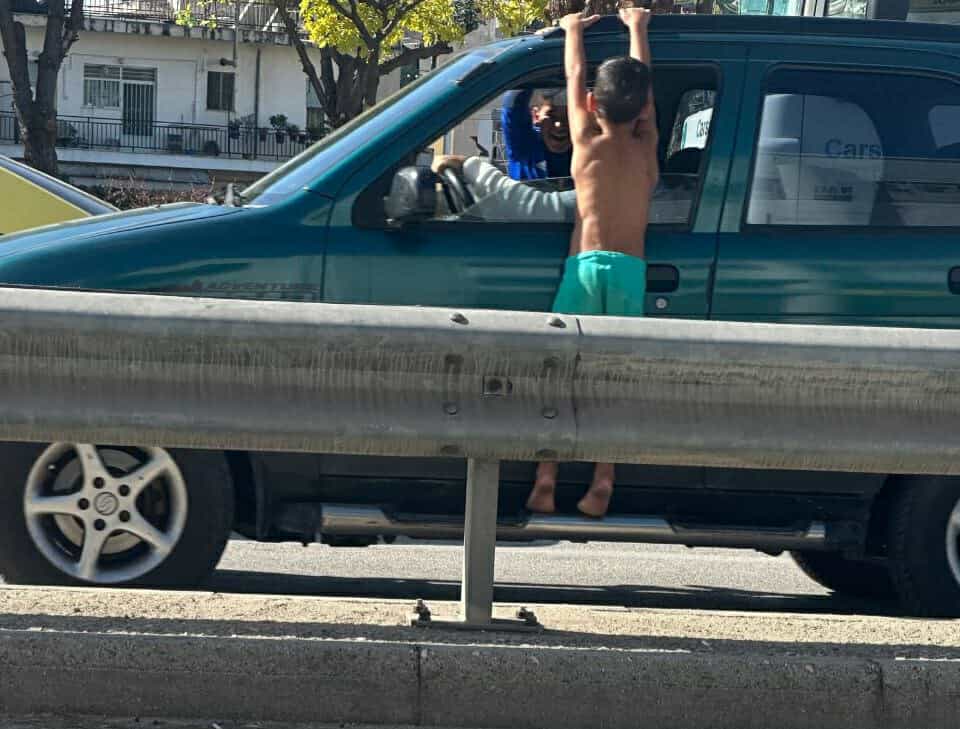 Εικόνες-σοκ στην Πάτρα: Παιδιά κρεμιούνται από αυτοκίνητα εν κινήσει