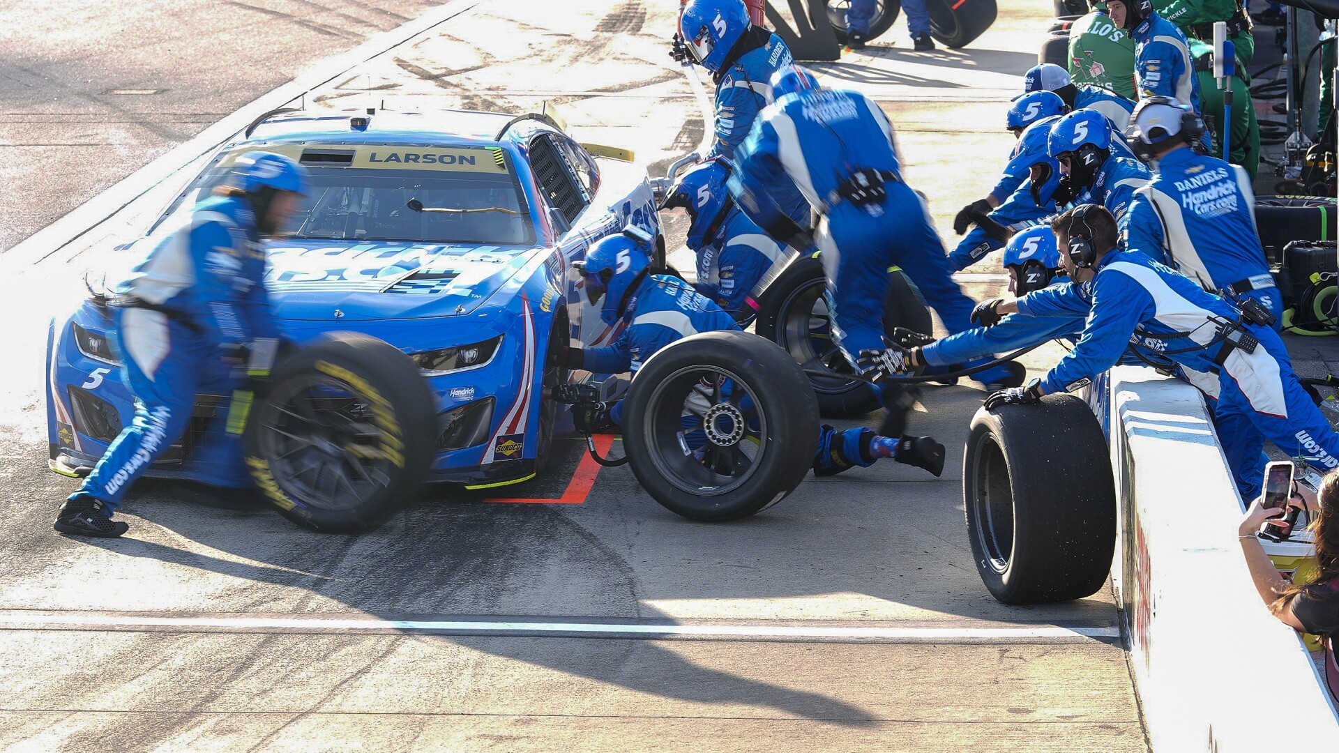 NASCAR Cup title contenders face added challenge with tire setup at Phoenix