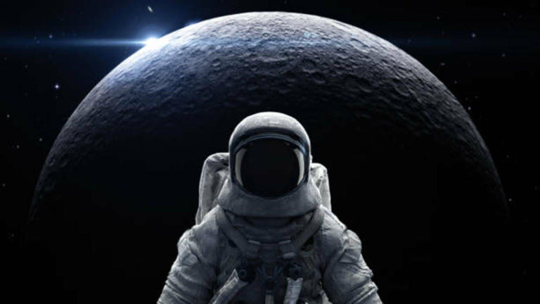 NASA reviewing SpaceX, Blue Origin plans for faster return to the moon ...