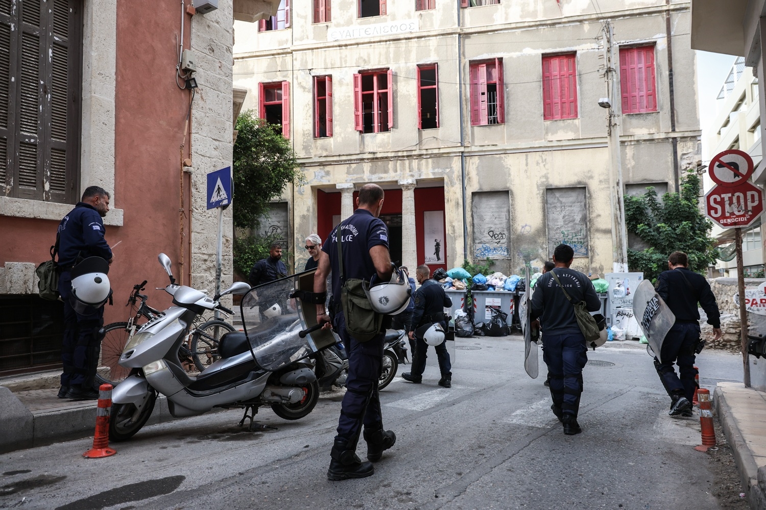 Ηράκλειο: Έφοδος της ΕΛ.ΑΣ. στην κατάληψη του "Ευαγγελισμού" - Έξι ...