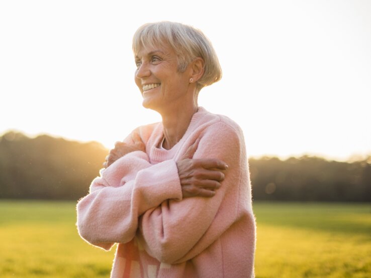 Ob 30 oder 60: Diesen bequemen Pullover lieben alle Frauen