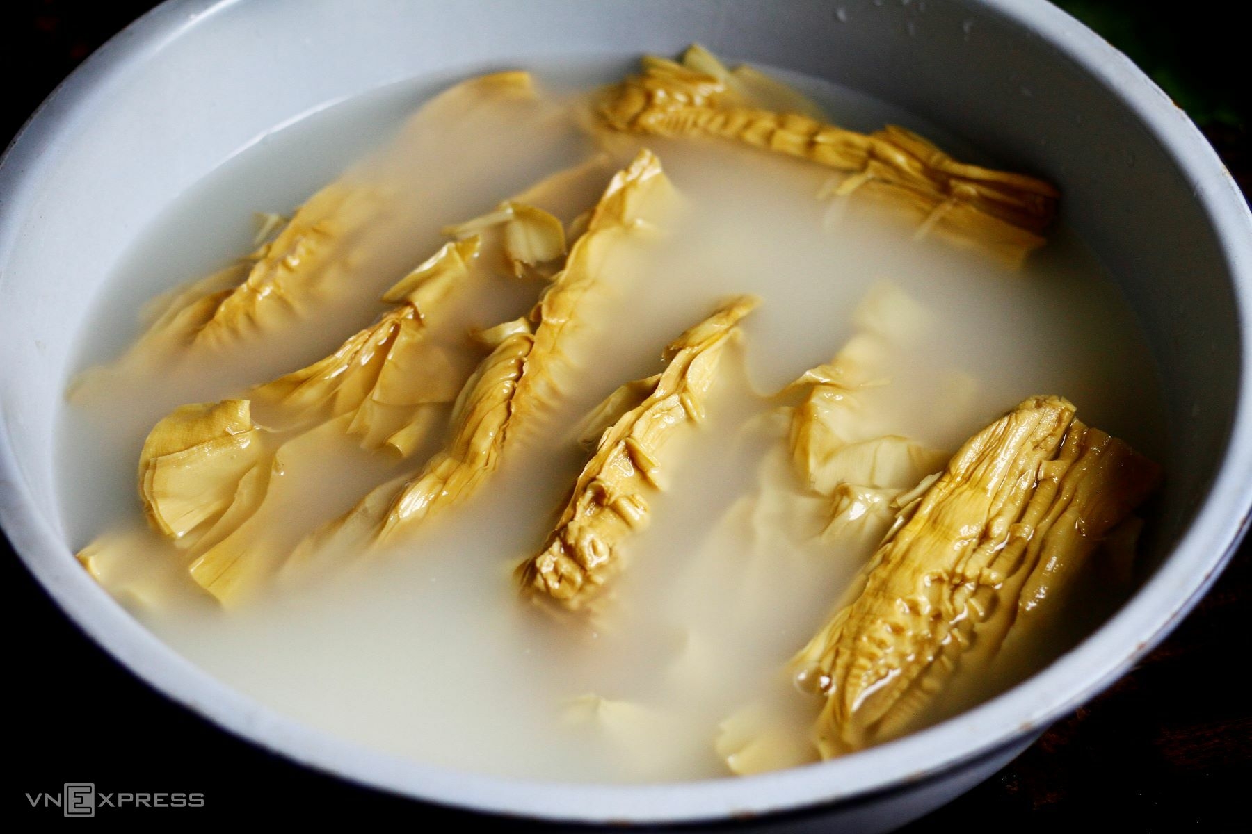 Khoa học sau mẹo ngâm măng khô bằng nước vo gạo