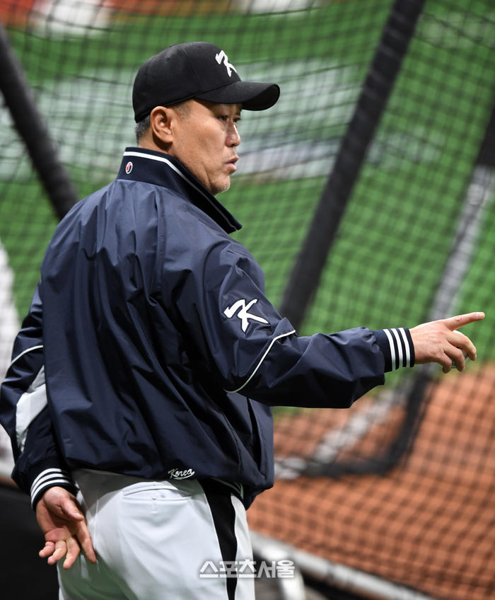 ‘한화 1999 우승 멤버+영구결번’ 정민철·장종훈, 5차전 시구·시타…애국가는 NCT 도영 [KS5]