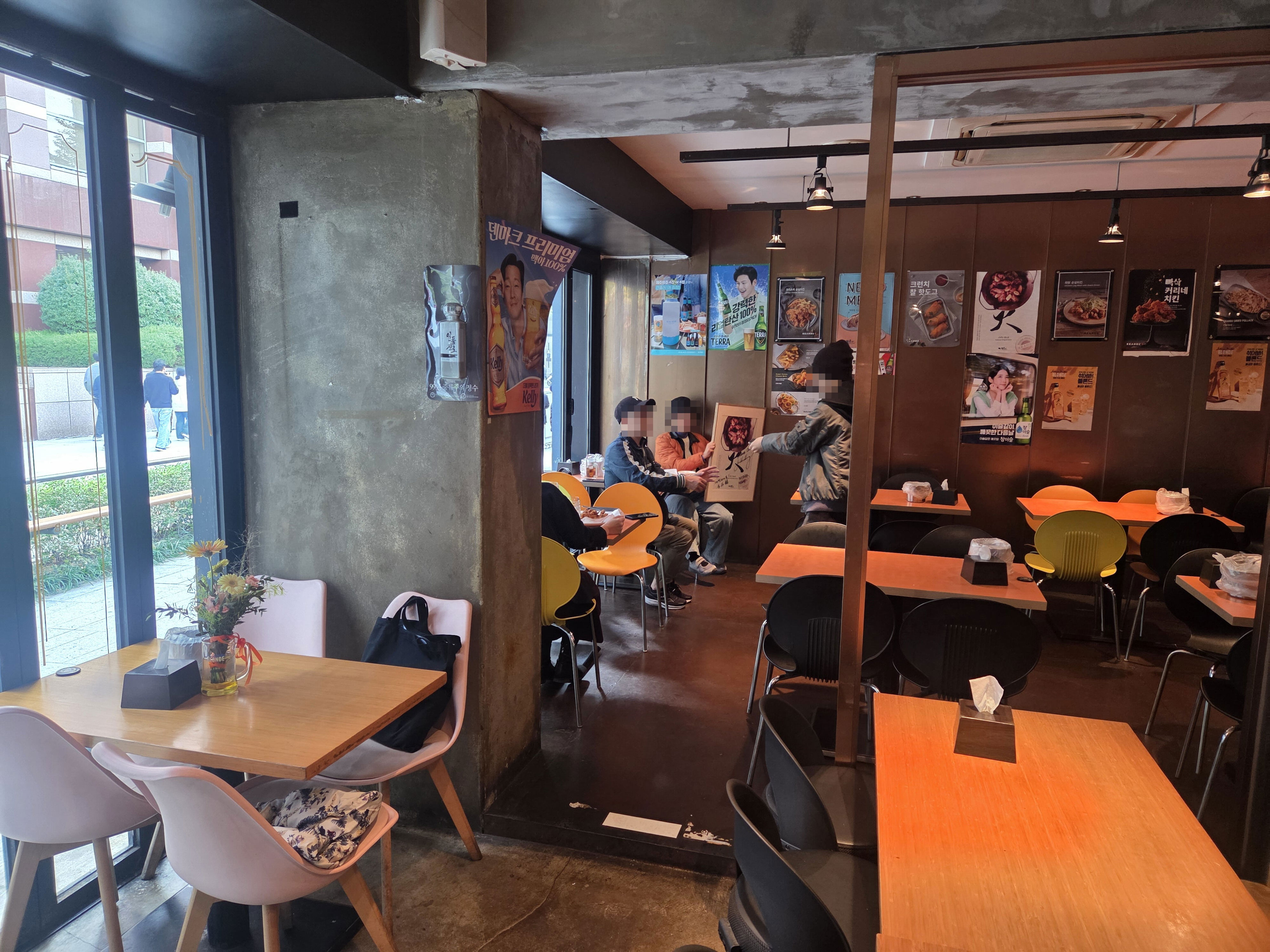 Hong Kong Tourists First at ‘AI Meeting’ Chicken Restaurant, Hope for Luck