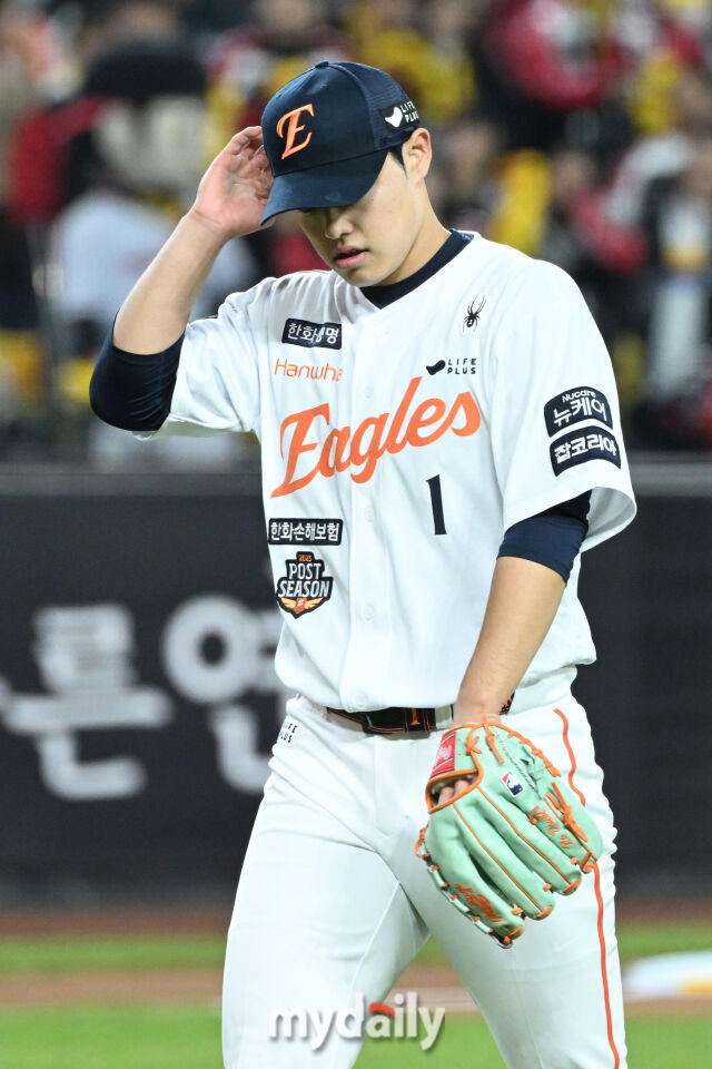 '한화 파격 결정' 정우주 긴급 투입, 문동주 왜 1회 마치고 내려갔나…한화 팬들 철렁했다 "특이 사항 없다" [MD대전 KS5]