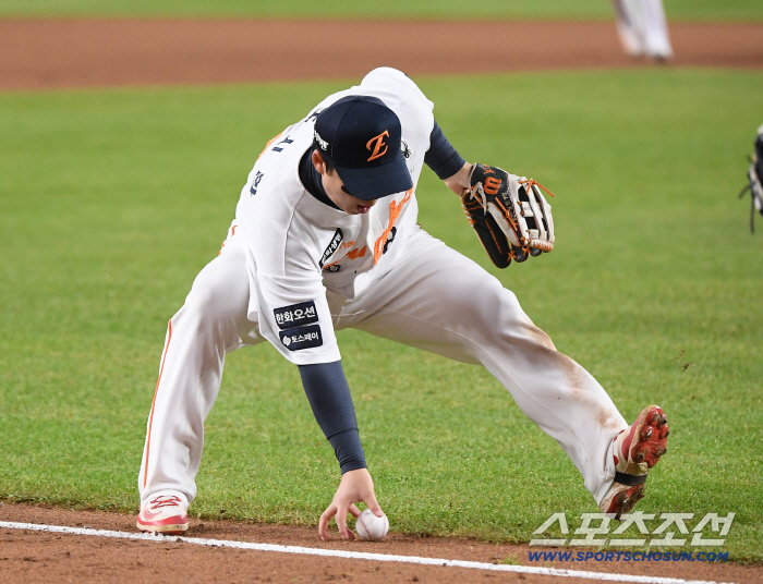 Noh Si-hwan catching Shin Min-jae's bunt