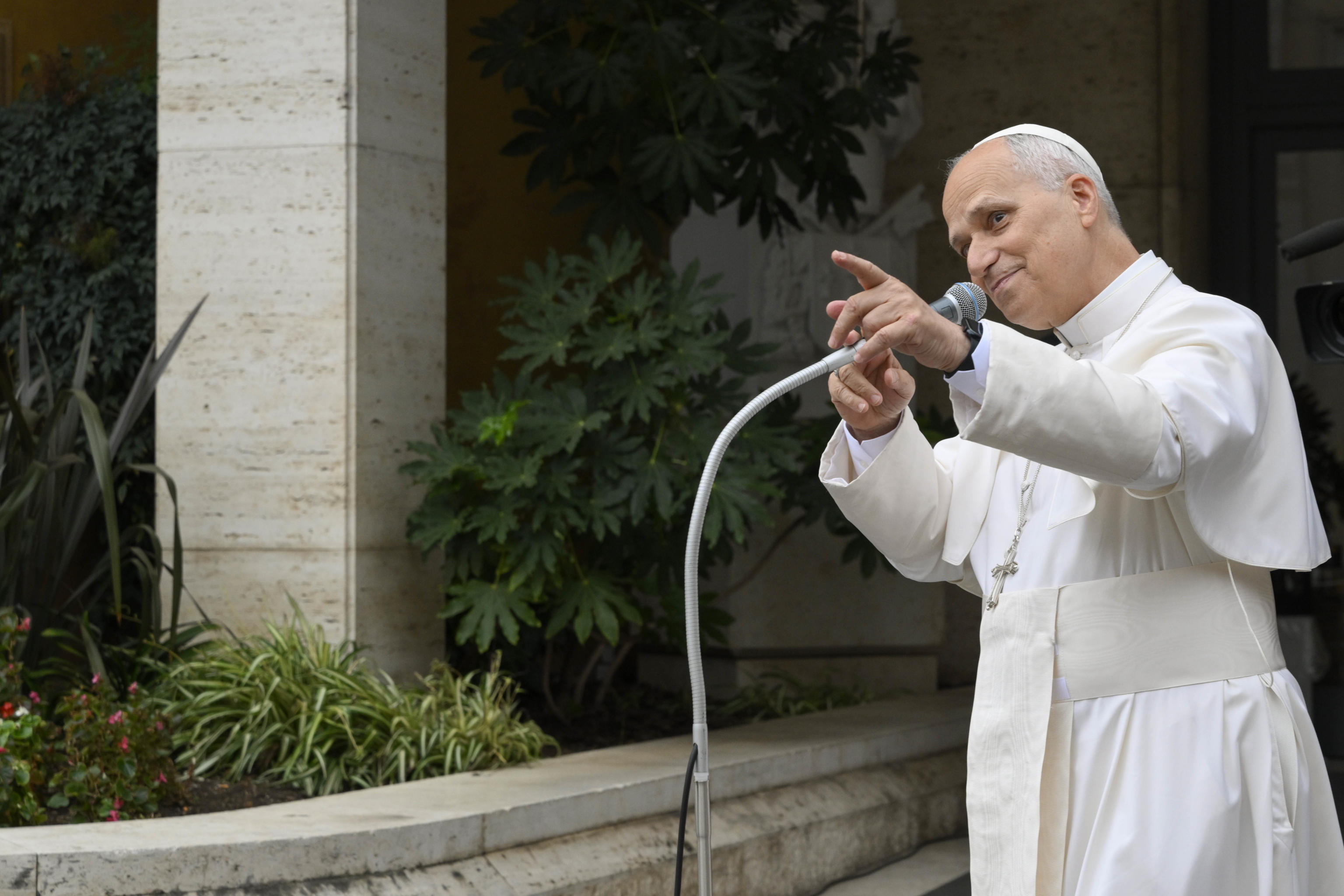 Mistake not to value teachers says pope