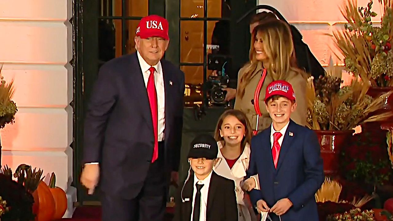 Halloween à la Maison-Blanche : Trump et Melania distribuent des ...