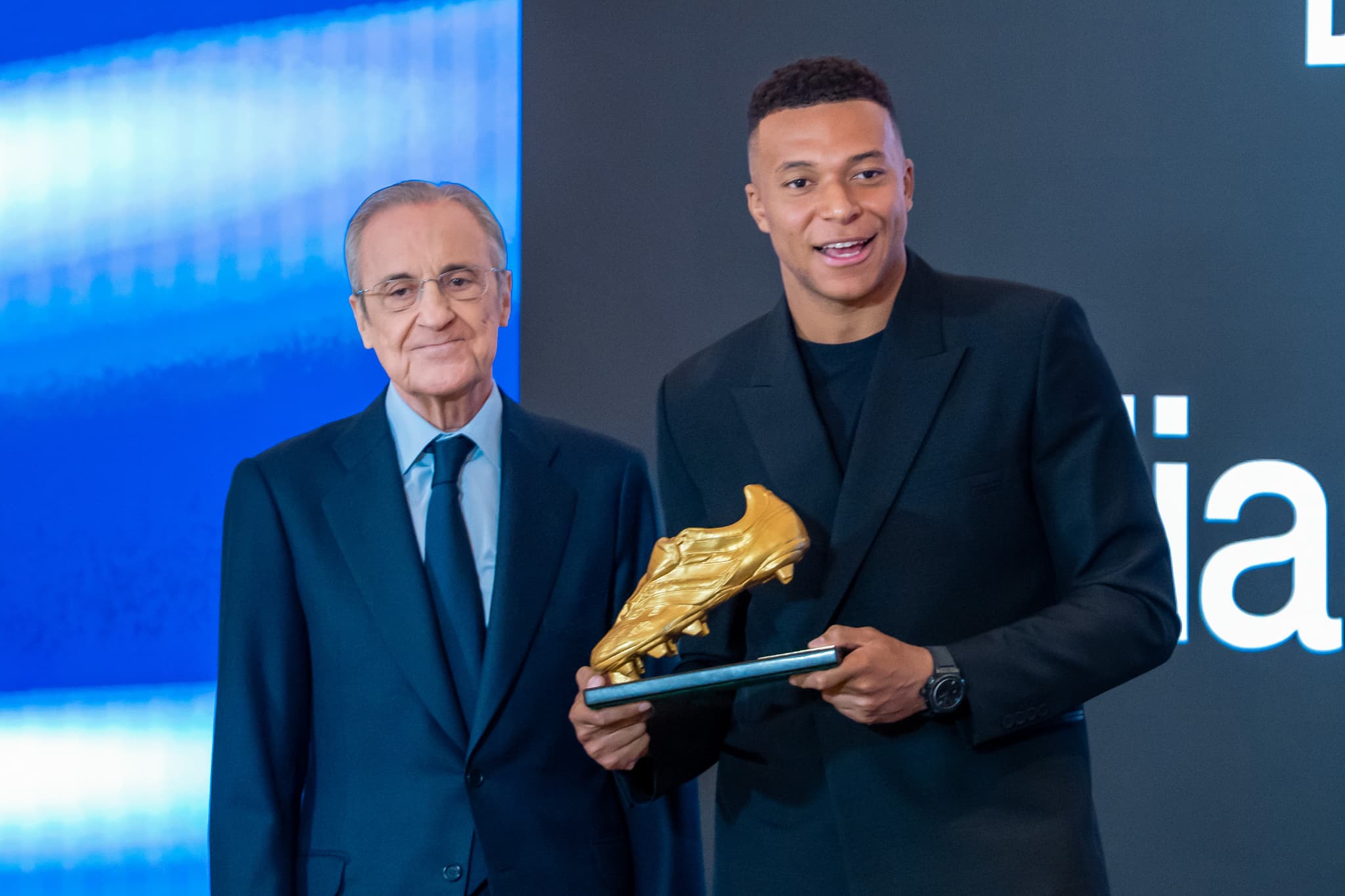 Cérémonie guindée et "moment important": Kylian Mbappé a reçu son ...
