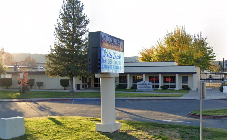 Principal resigns after allegedly using Grindr to pursue ‘secret school ...