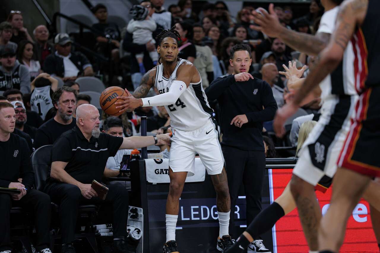 Devin Vassell's 3 triggered Spurs' game-deciding run in win over Heat
