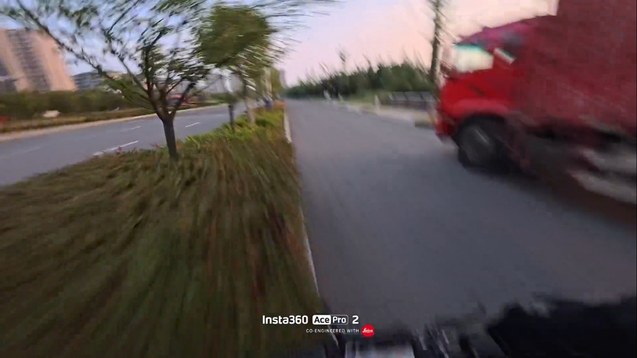 Electric dirt bike crashes into bushes in Anhui, China