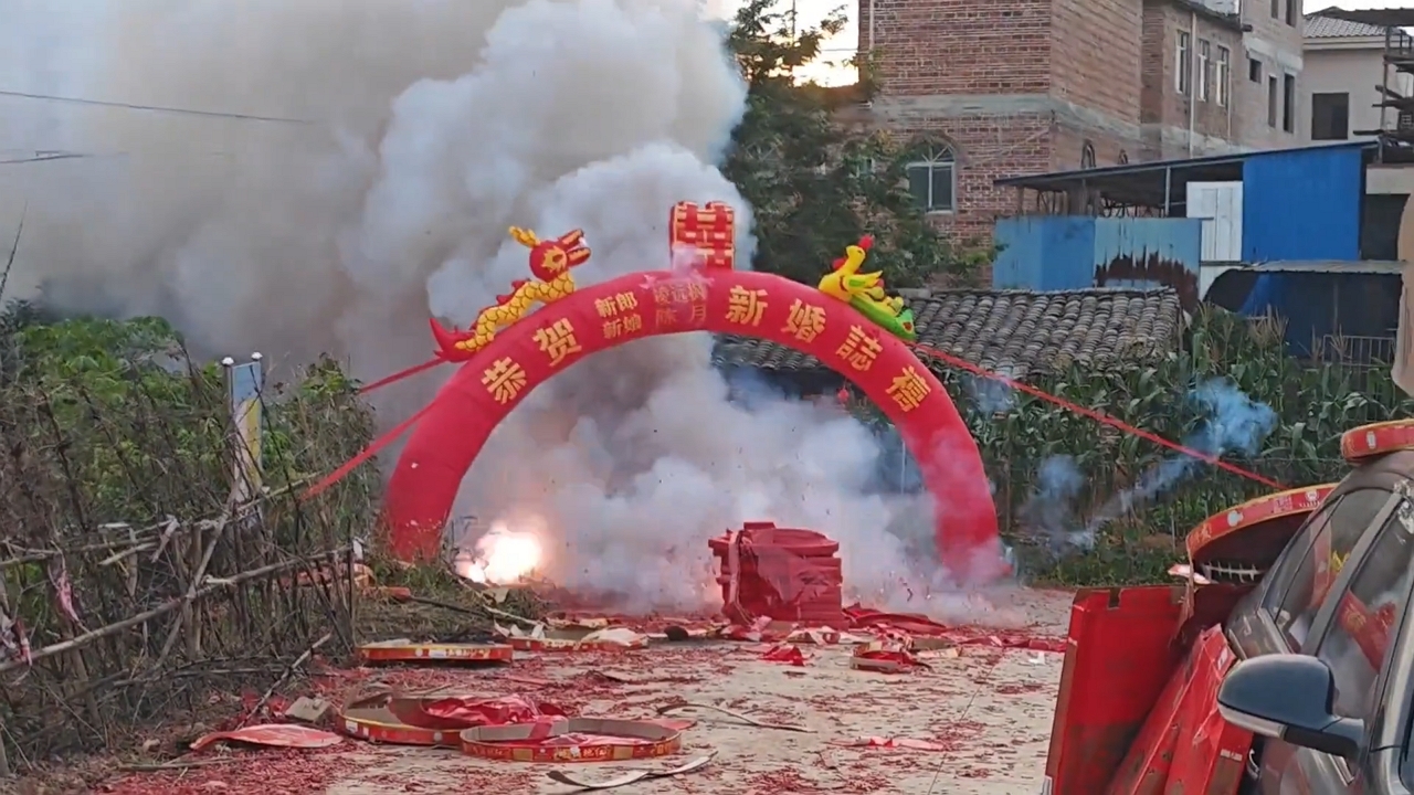 Firecrackers cause large smoke and fire during Chinese wedding in ...