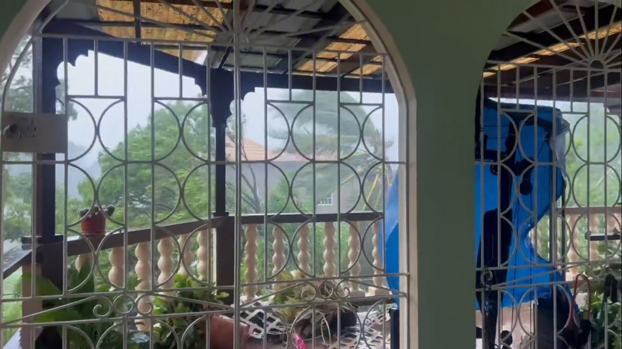 Hurricane Melissa batters Montego Bay, Jamaica