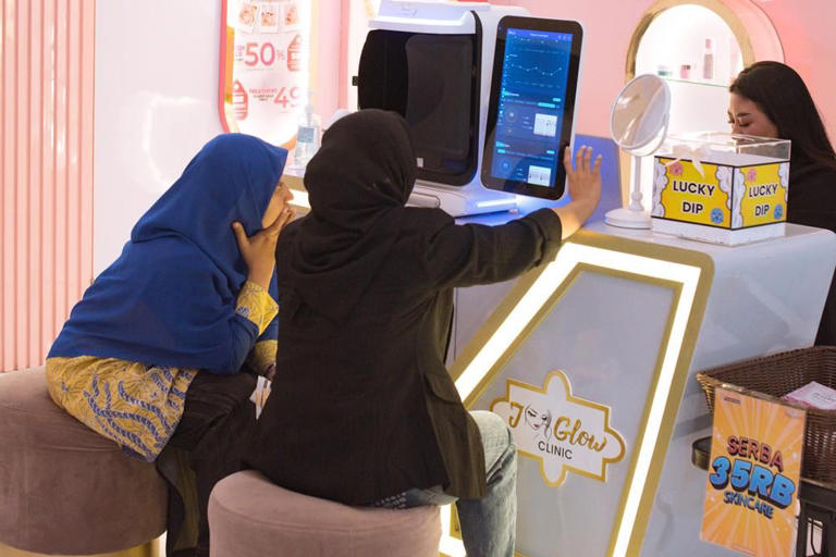 Momen Pengunjung Belanja di BFA Surabaya Day-1, Serbu Promo Menarik!