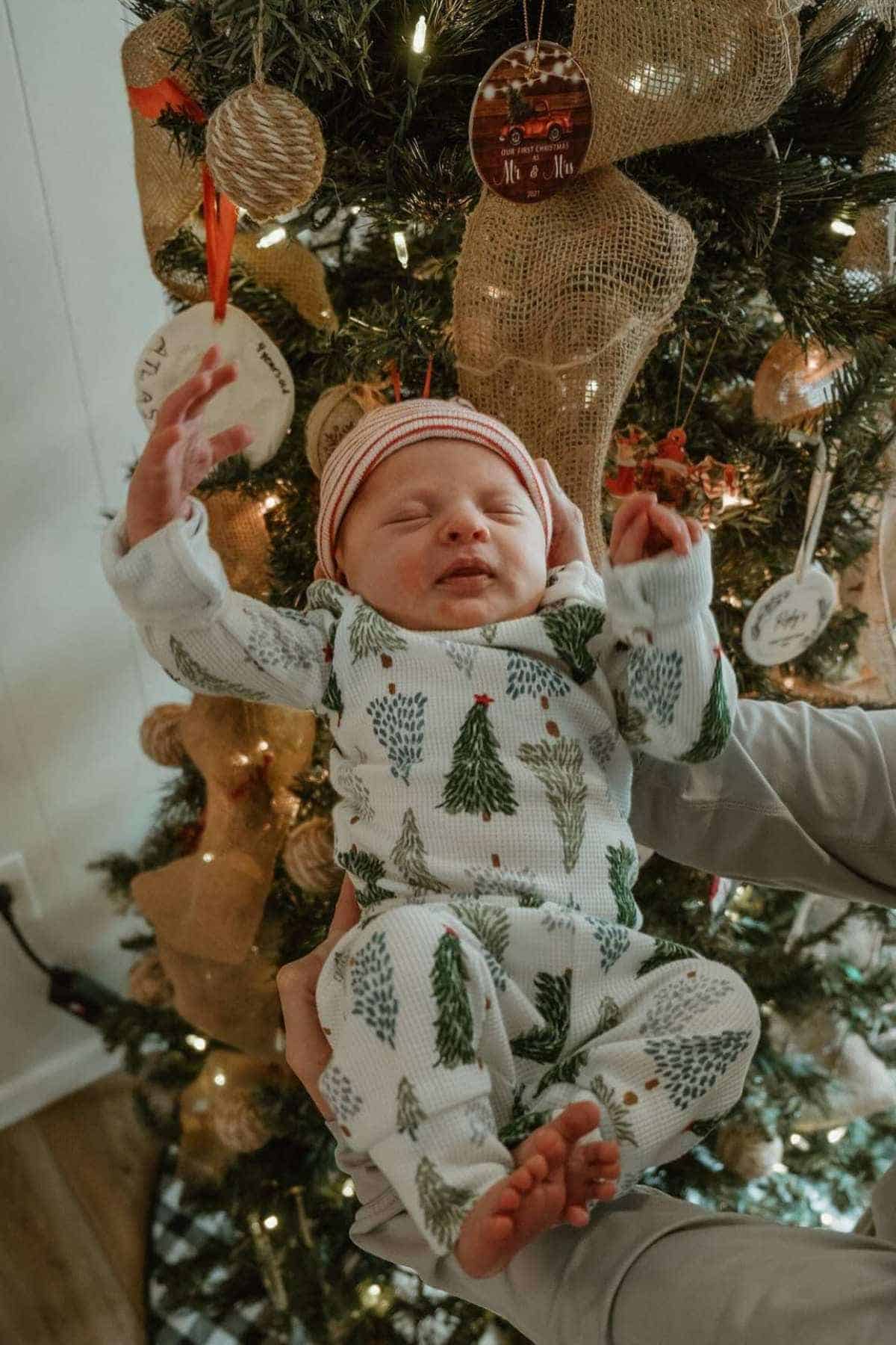 40 Precious Christmas Newborn Photo Ideas You’ll Treasure Forever