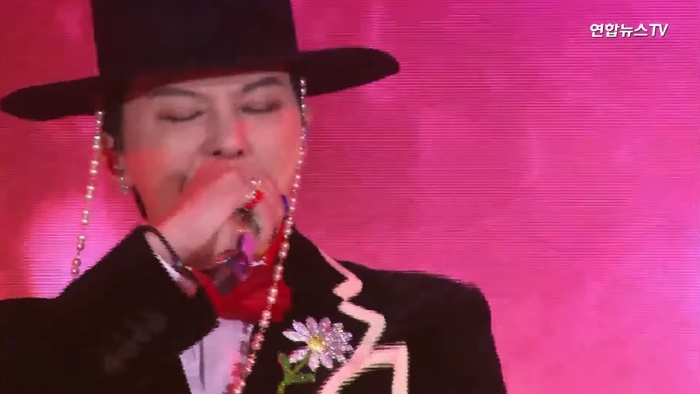 ‘갓’ 쓰고 노래 부른 GD에…APEC 정상들도 휴대폰 들고 촬영