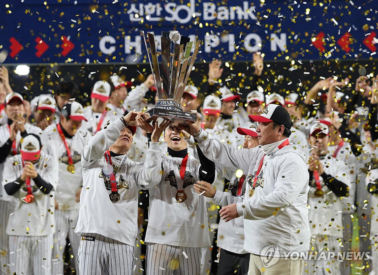 프로야구 LG, 한화 꺾고 2년 만에 우승 'V4'…MVP 김현수(종합2보)