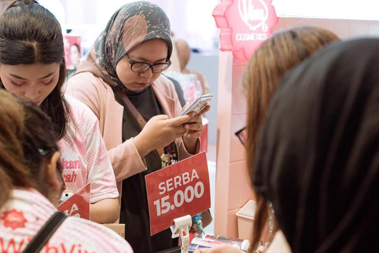 Momen Pengunjung Belanja di BFA Surabaya Day-1, Serbu Promo Menarik!