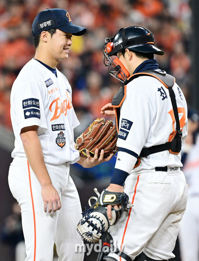 문동주 충격 강판, 2회 갑자기 올라왔는데…패전투수 한화 18살 루키를 누가 욕하랴, 정우주는 한화의 미래다 [MD대전 KS5]