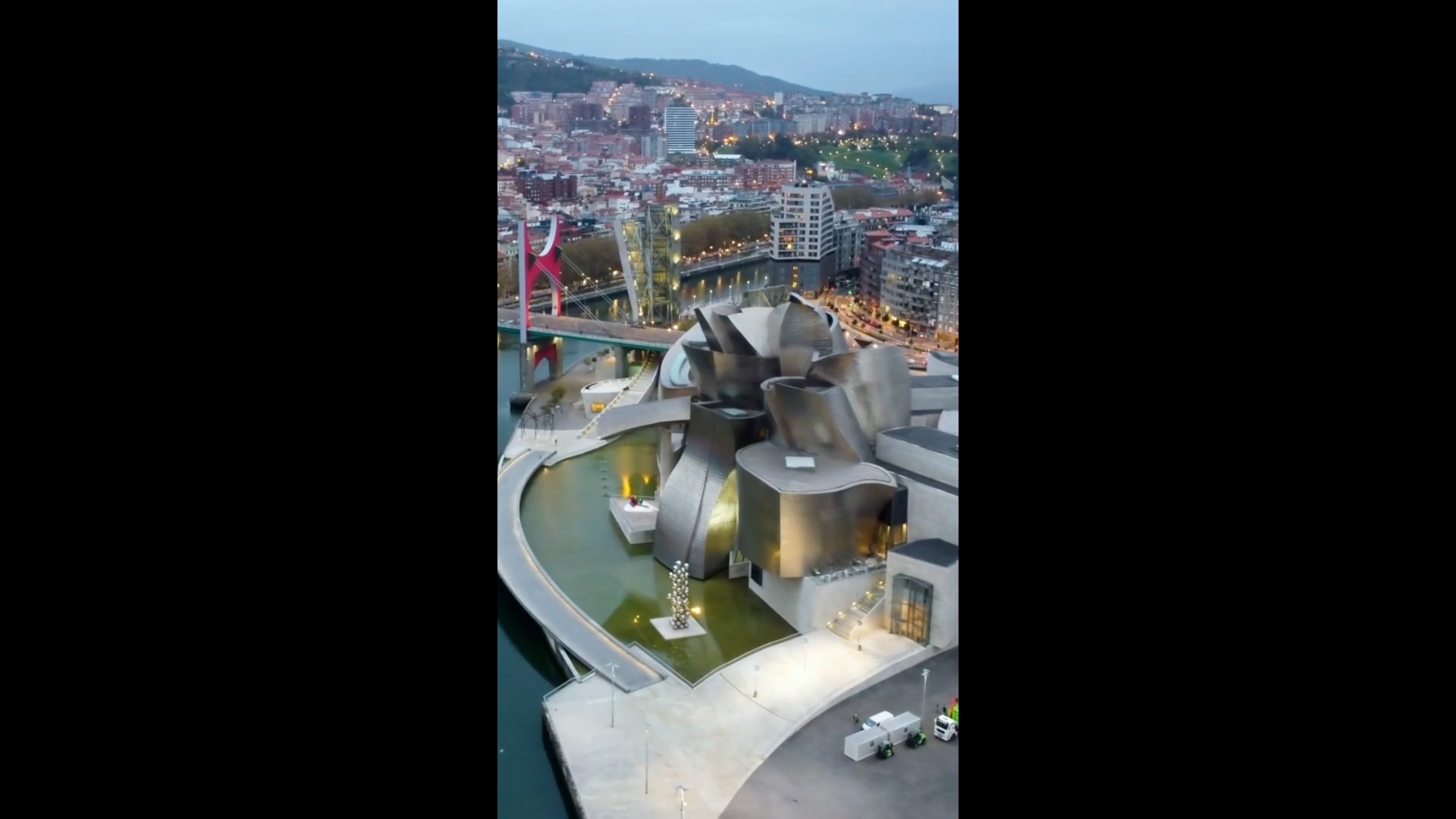 L'art en vol : la majestueuse visite en drone du Guggenheim Bilbao.