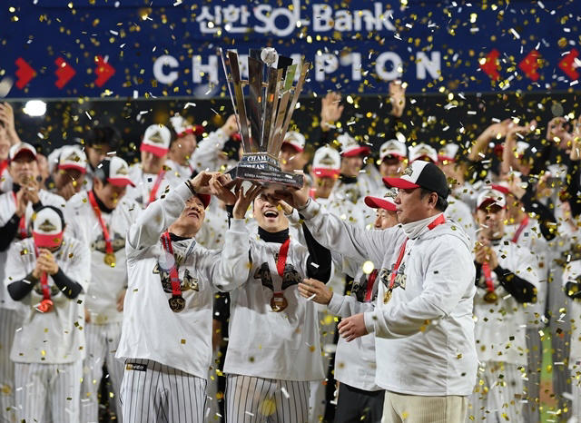 V4 달성한 LG, 11월 1일 잠실서 우승 세리머니 펼친다!…우승 엠블럼 및 슬로건도 공개 [LG V4]