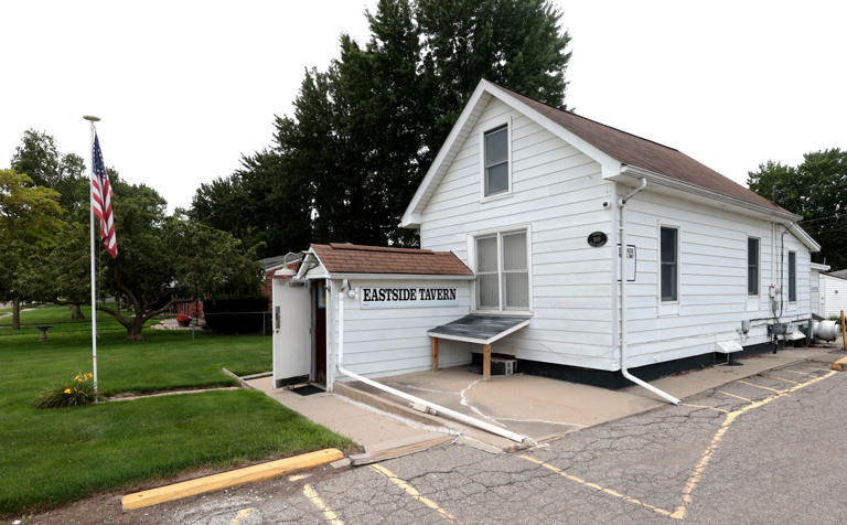 10 best dive bars in metro Detroit, loved by locals for stiff drinks ...