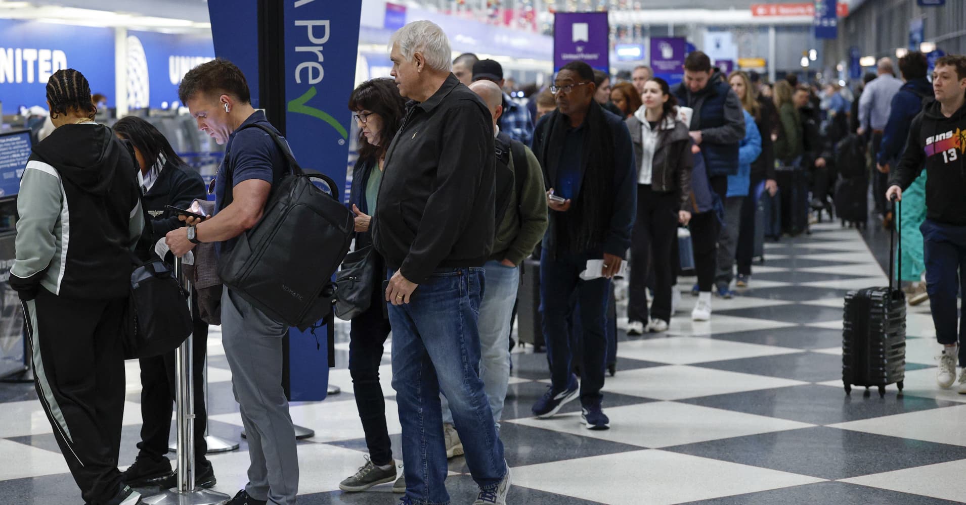 Airlines cancel more than 700 U.S. flights as FAA-ordered shutdown cuts ...