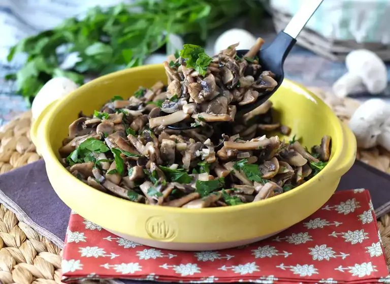 Salteado de champiñones con ajo y perejil: la guarnición rápida y ...