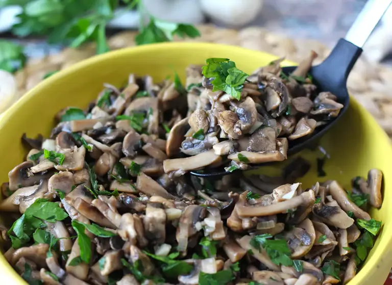Salteado de champiñones con ajo y perejil: la guarnición rápida y ...