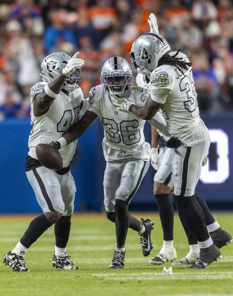 3 takeaways from Raiders’ loss: Beat-up offense sputters on ‘TNF’ — PHOTOS