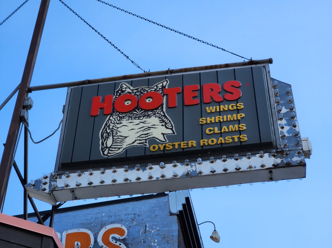 Hooters Founders Take the Helm Again with a Plan to Restore the Brand’s ...