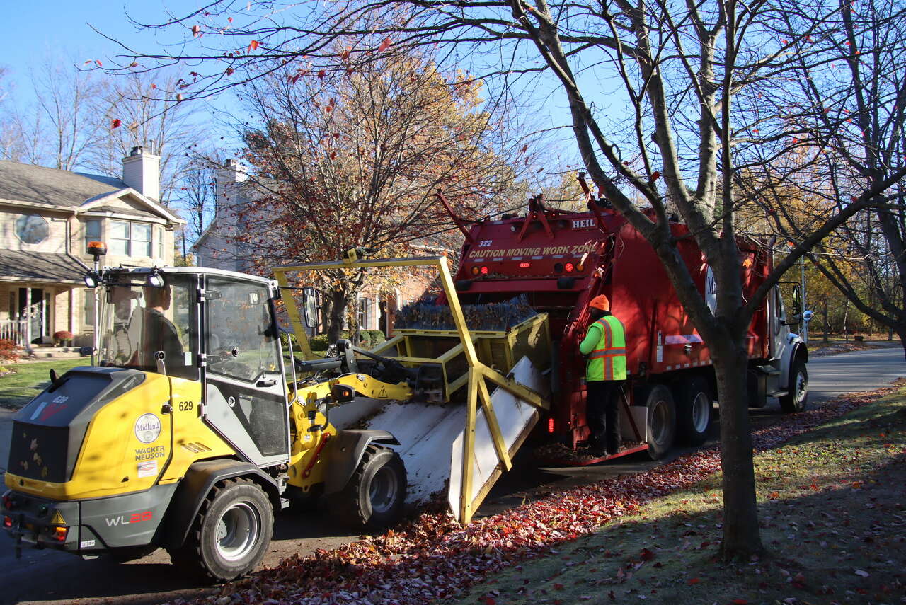 Crews work to pick up Midland's fall leaves