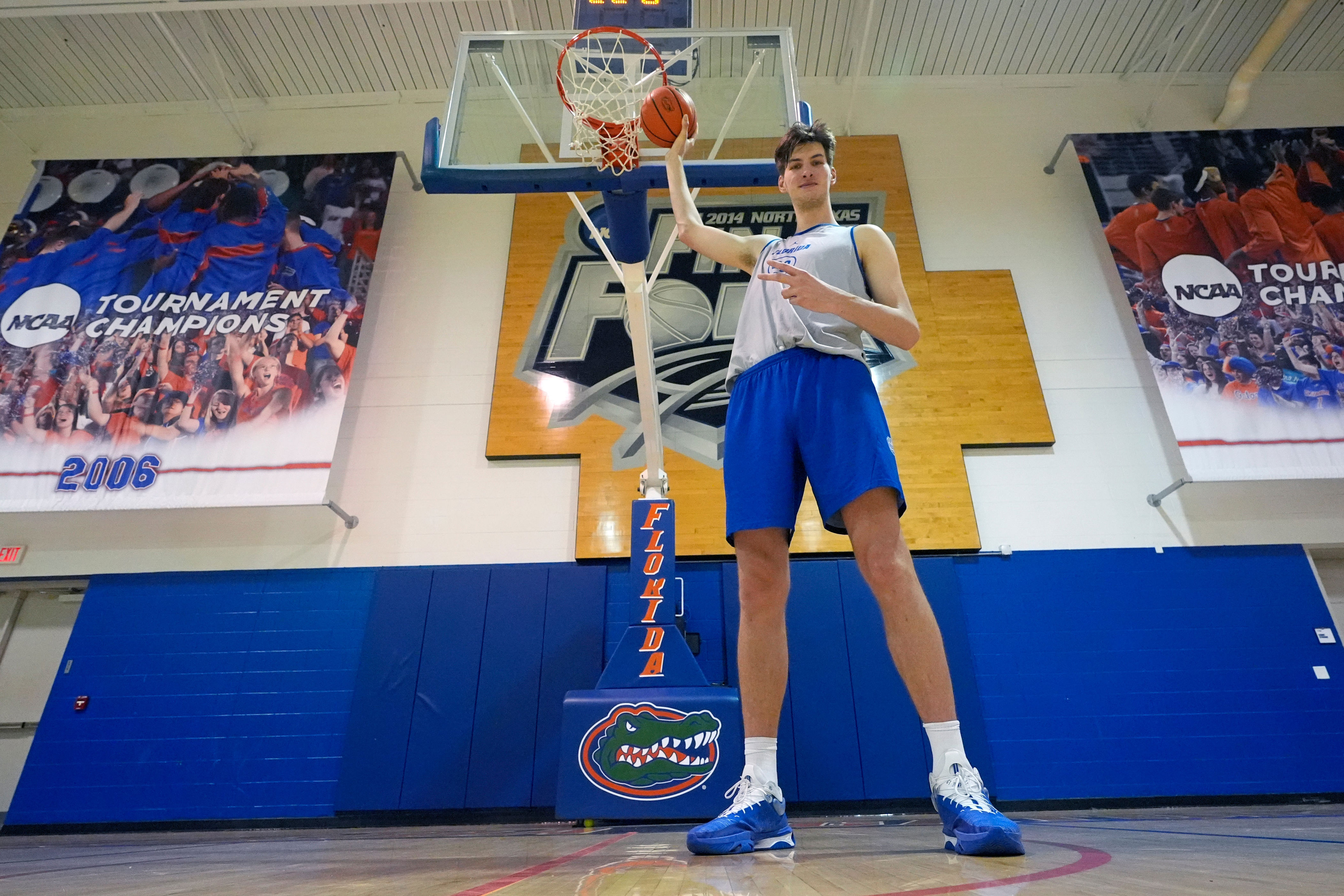 The world’s tallest teenager makes basketball history