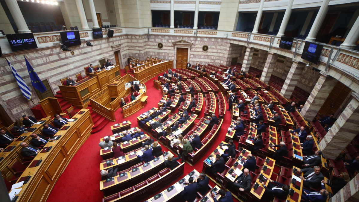 Στη Βουλή ο νέος προϋπολογισμός: Τι προβλέπει για μεσαία τάξη, νέους ...