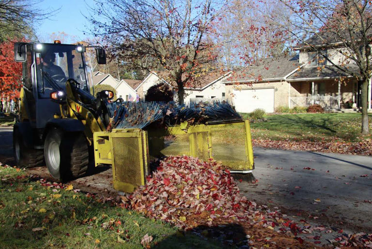 Crews work to pick up Midland's fall leaves