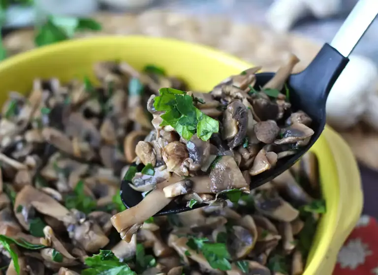Salteado de champiñones con ajo y perejil: la guarnición rápida y ...