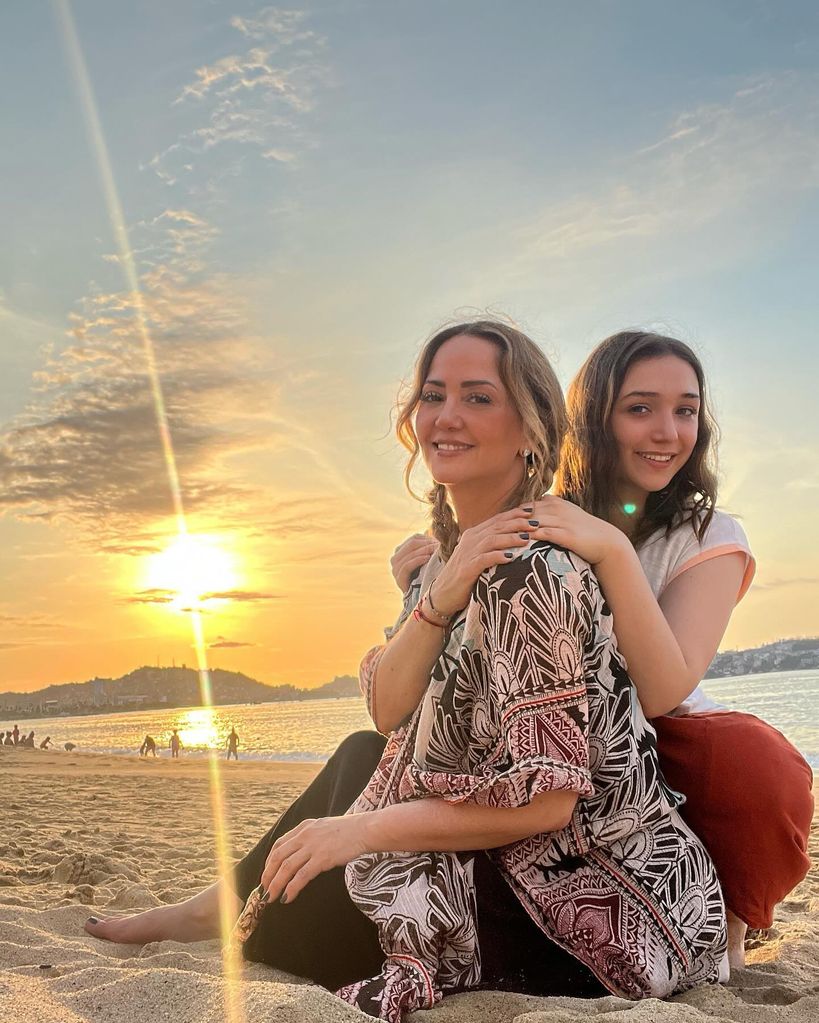 Andrea Legarreta, unida a su hija Nina durante el inicio de su nueva ...