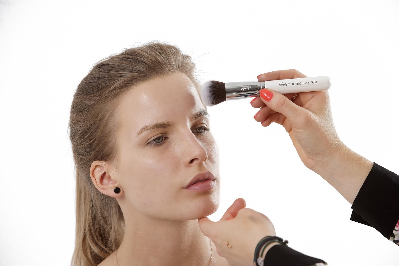 9 Makeup Tricks That Define Fuller Features Without Overdoing It