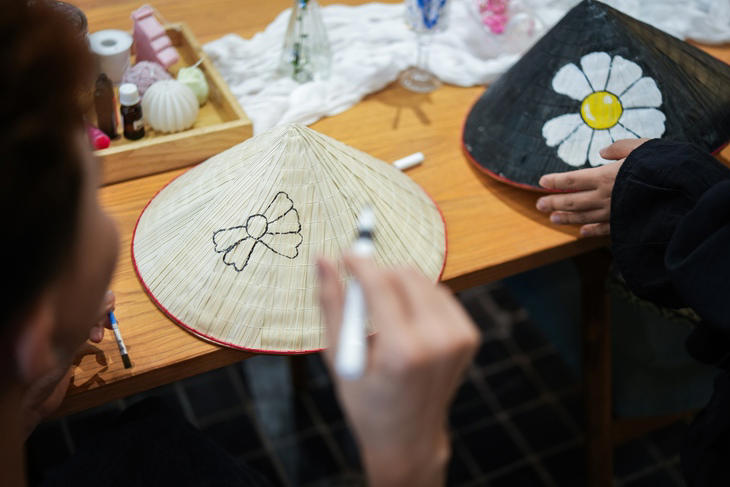 Fan Việt vẽ nón hoa cúc, háo hức G-DRAGON 2025 WORLD TOUR [Übermensch ...