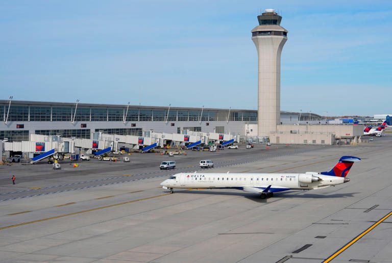 Delta flight returned to DTW after takeoff as cabin experienced smoke